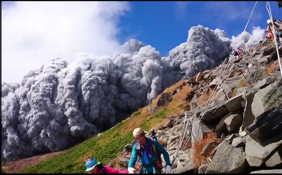 Video: Hikers capturan aterradoras imágenes de Volcán Ontake tras erupción